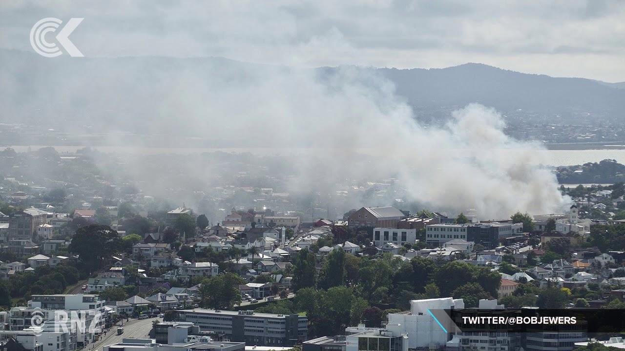 Black smoke billowing from Ponsonby Intermediate school fire - YouTube