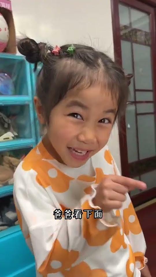 妈妈想抢走爸爸的鸡腿,没想到女儿早就预判了妈妈的想法! Youtube