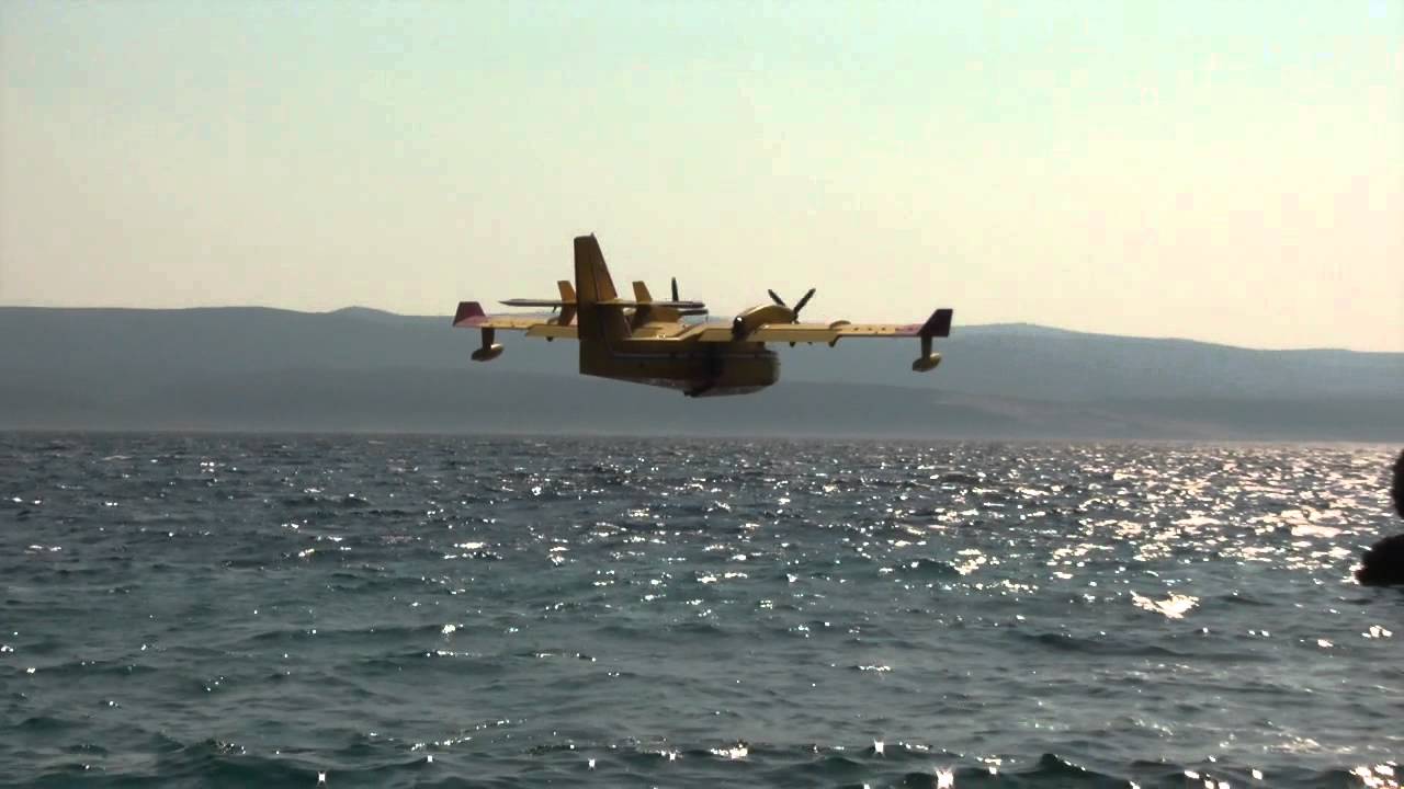 Fire rescue plane filling up with sea water - Croatia Pisak - YouTube