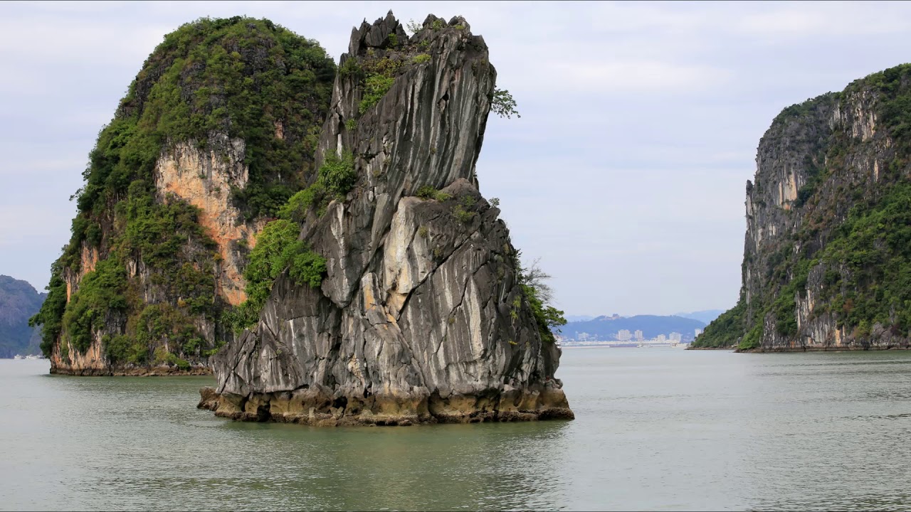 HALONG BAY & DAU GO CAVE BAIE D' HALONG et GROTTE DAU GO - YouTube