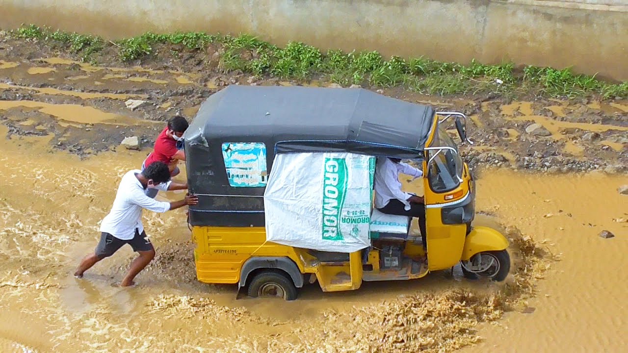 (Extreme Struggling)Bajaj Auto Rickshaw Stuck In Mud Water | Auto ...