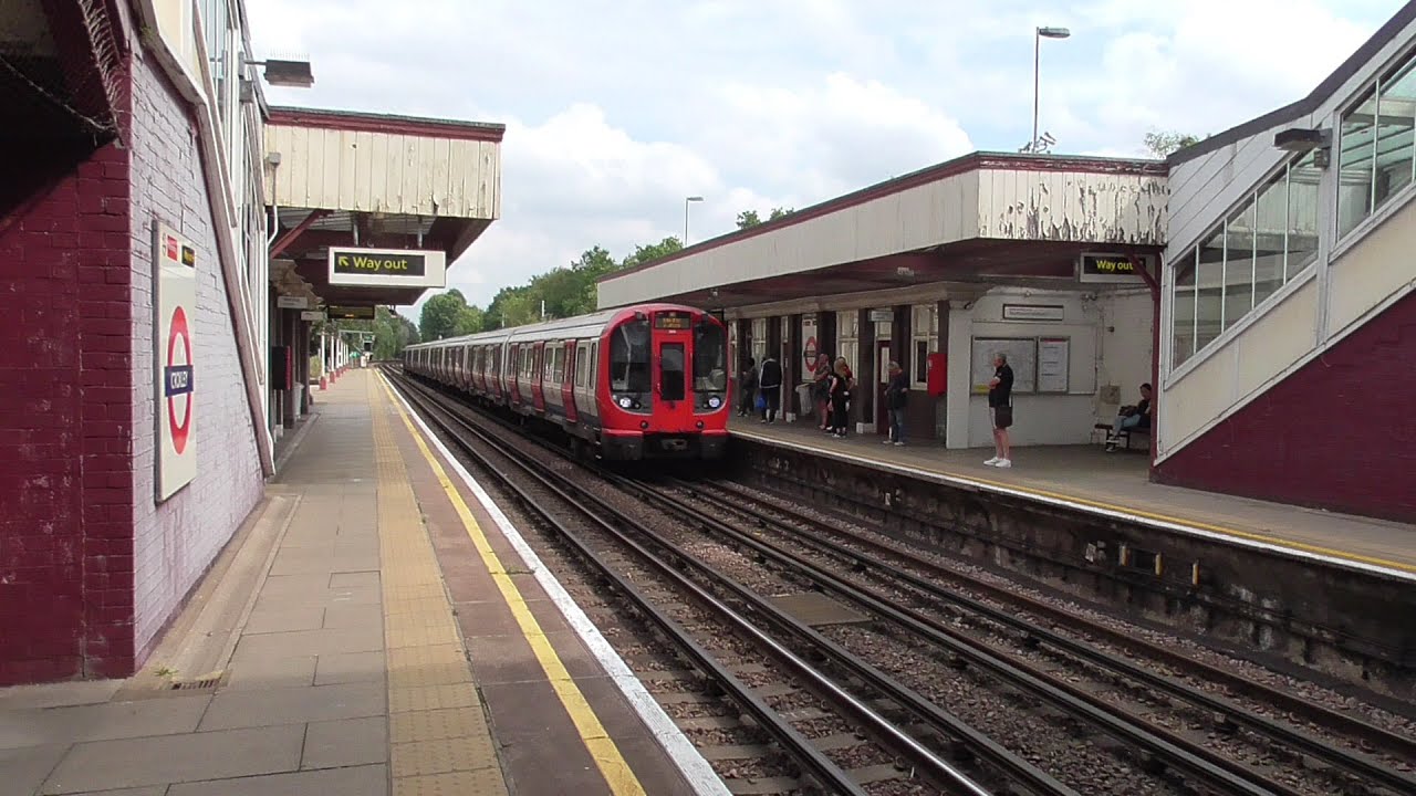 London Underground - Croxley Station - YouTube