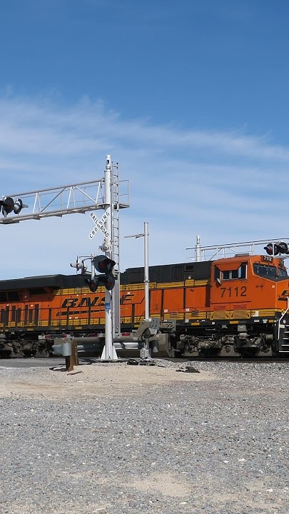 SHORT TRAIN VIDEOS BNSF 3852 EB PORT STACK TRAIN 4-20-2023 - YouTube