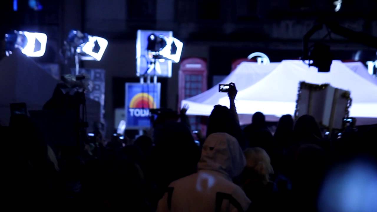 One Direction- Live While We're Young [LIVE SOUNDCHECK] - YouTube