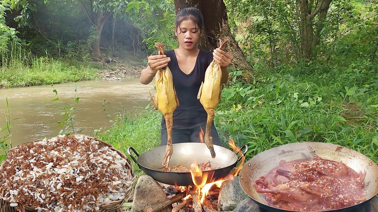 Survival cooking: Duck curry tasty with red ant egg for dinner - Solo ...