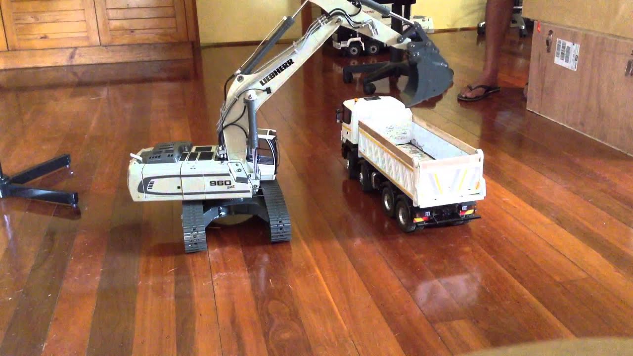Rc Excavator 960 sme practicing loading the truck , first run - YouTube