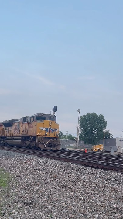 UP WB CSX I191 with friendly crew and a train meet - YouTube
