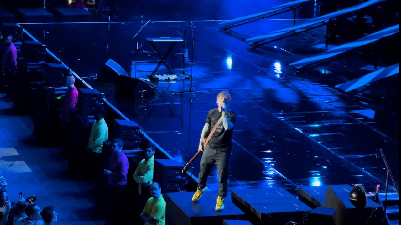 Ed Sheeran - Shape Of You Live @ London O2 - YouTube