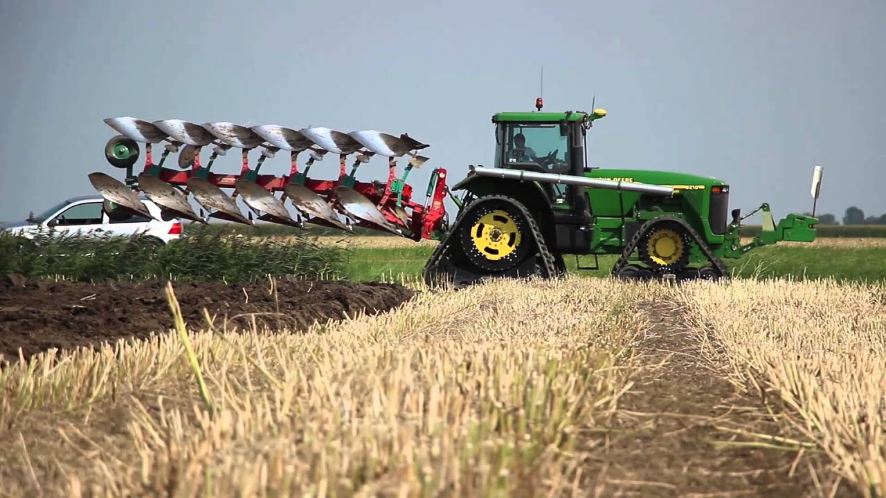 John Deere 8210 met 6-schaars ploeg aan het ploegen - YouTube