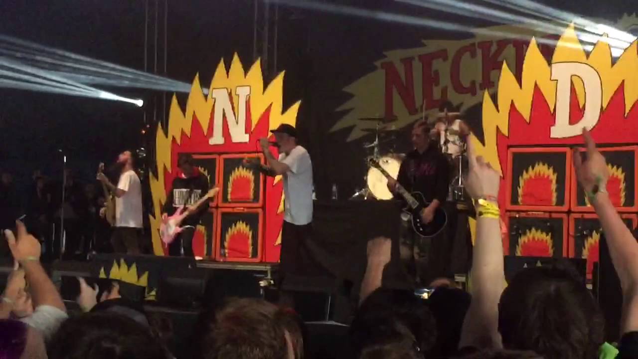 Neck Deep - Gold Steps (Live, Download Festival 2016) - YouTube