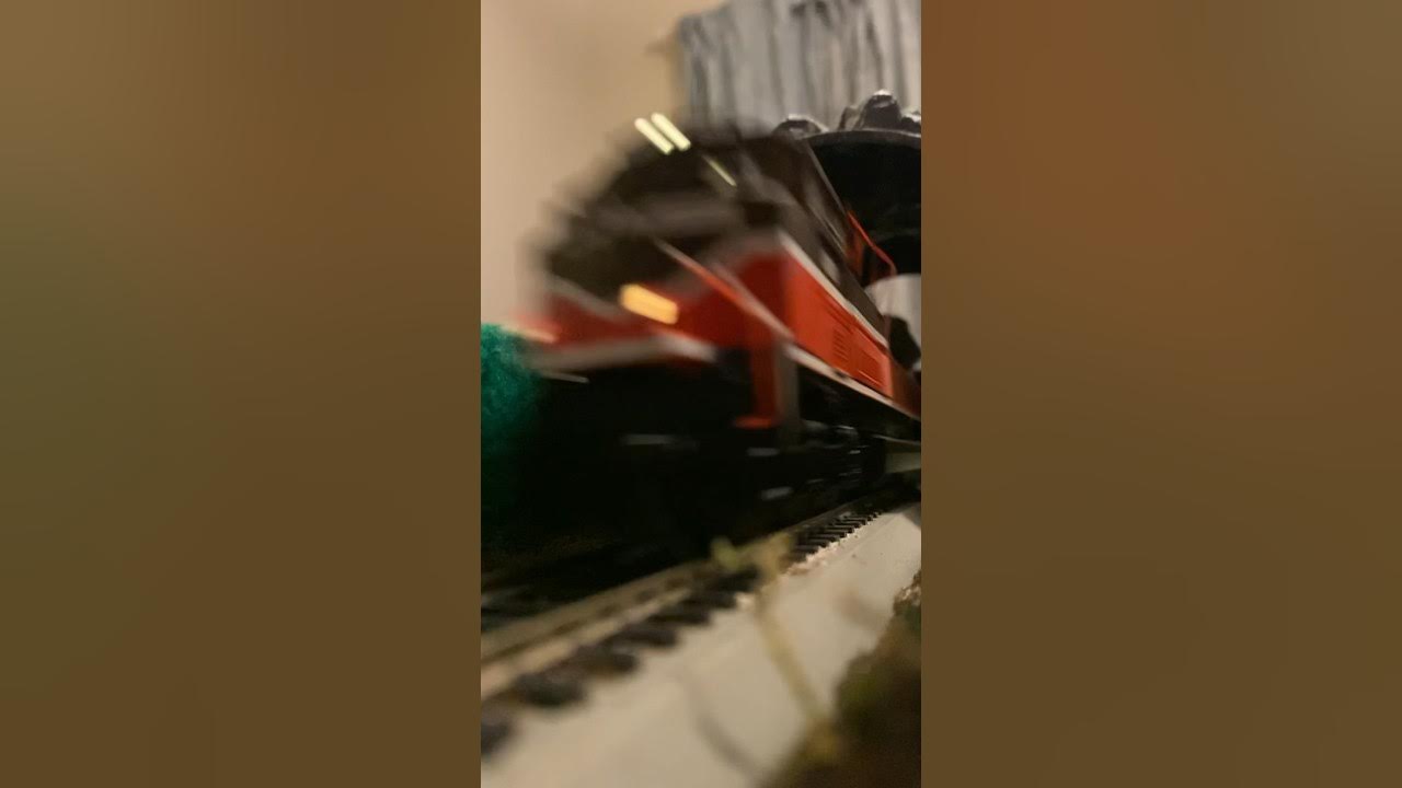 Fast HO scale intermodal train with mostly double stacks - YouTube