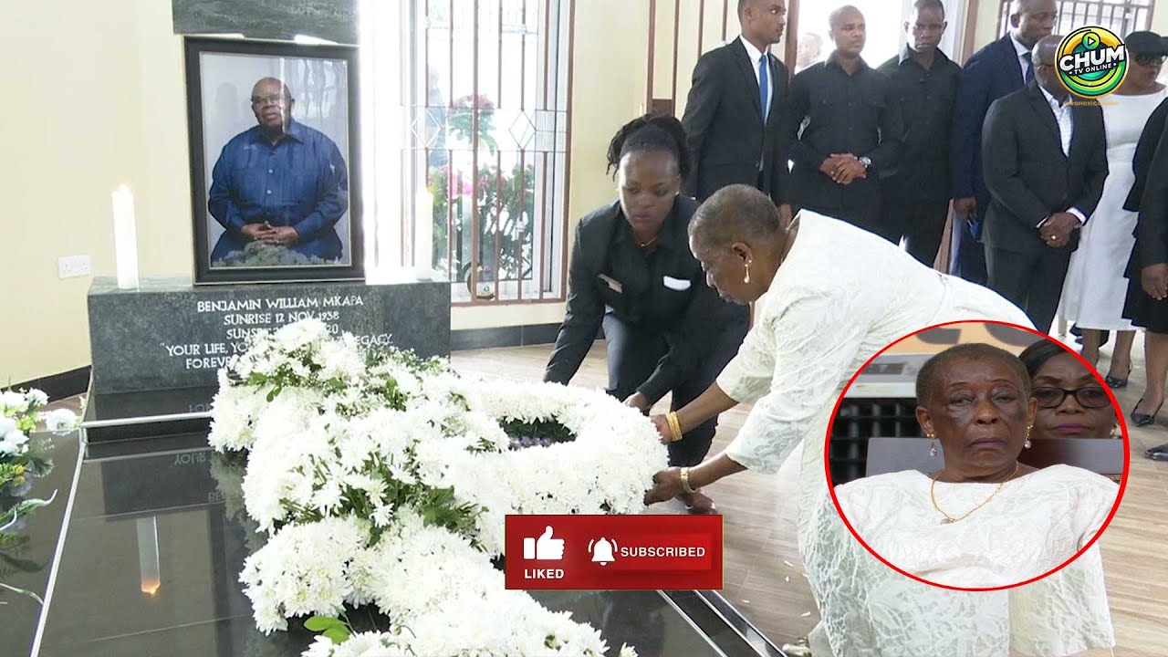 TUKIO LA MAMA ANNA MKAPA AKIWEKA SHADA KABURI LA MUMEWE - YouTube