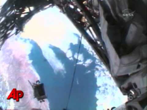 Raw Video: Tool Bag Lost During Space Walk - YouTube