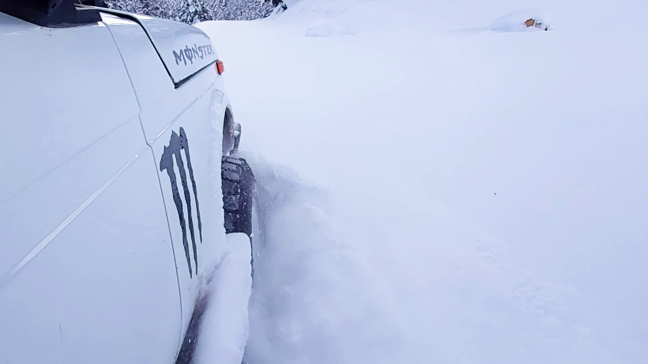 Lada Niva Deep Snow Driving - YouTube