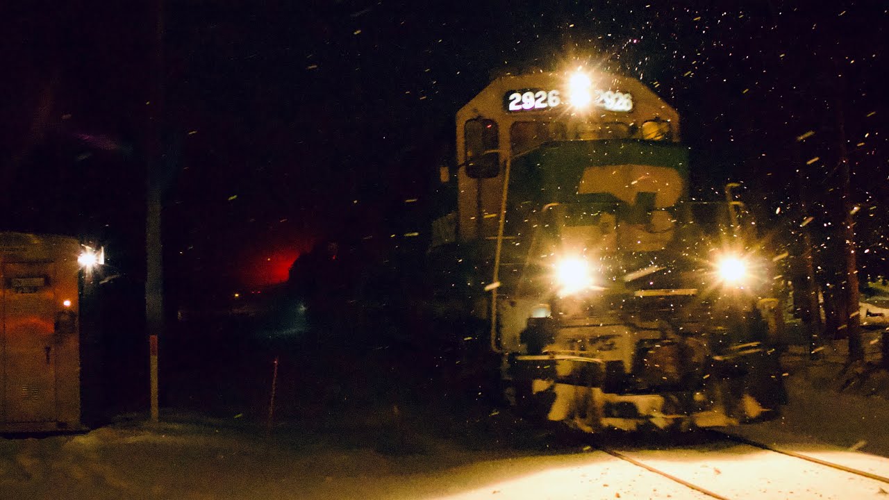 BNSF 2926 AND BNSF 2090 ON CN 568!!! - YouTube