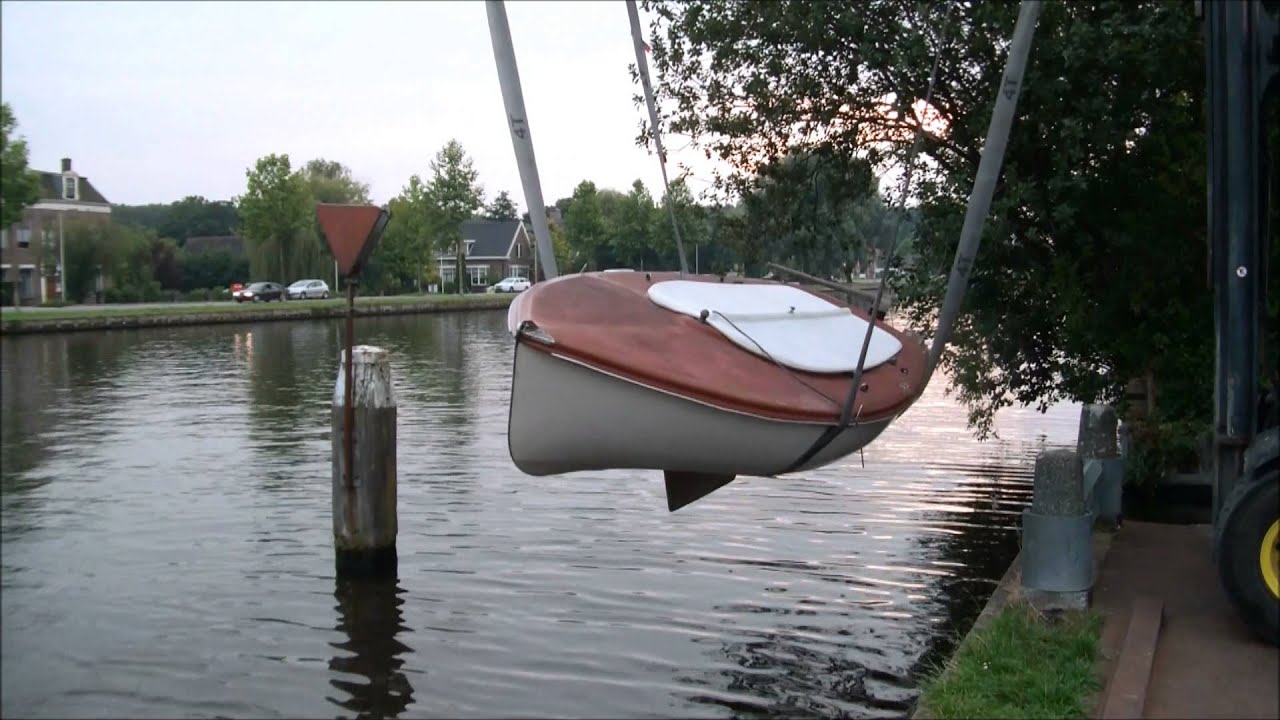 Open zeilboot (Centaur) Zetes te water. (in HD .) - YouTube