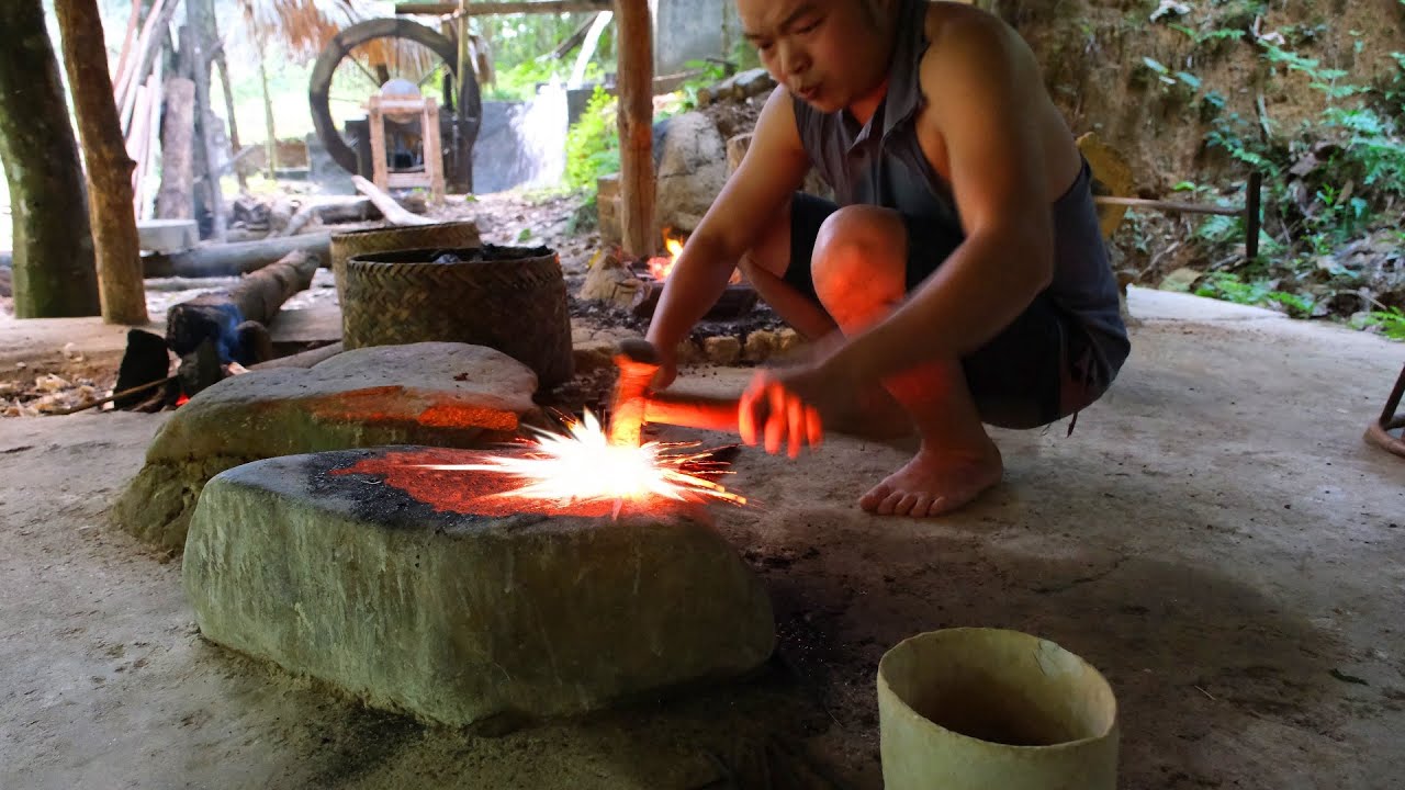 PRIMITIVE IRONWORK: Primitive blacksmiths forge tools from iron - Ep ...