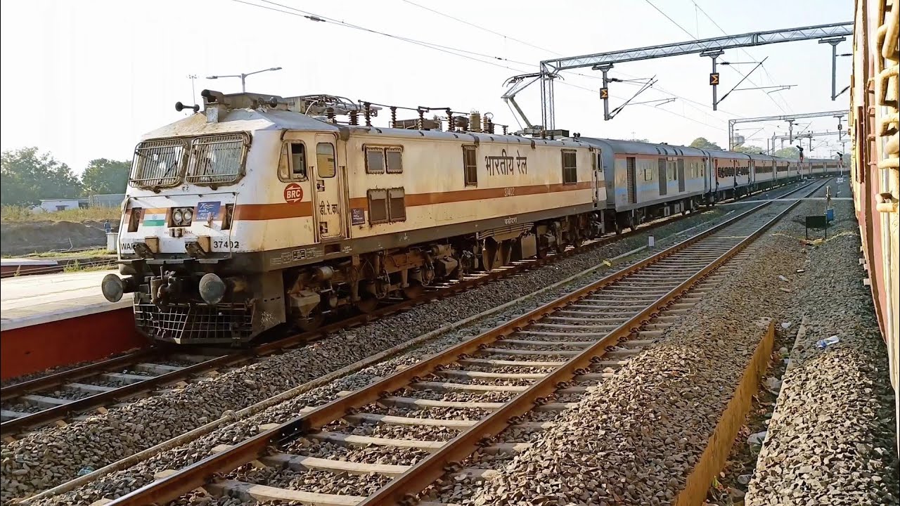 Yoga Express yog Nagari Rishikesh-Ahmedabad junction Train entering ...