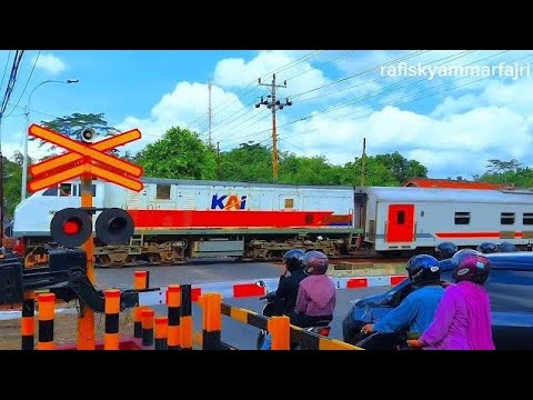 INDONESIA LEVEL CROSSING COMPILATION | Palang Pintu Perlintasan Kereta ...