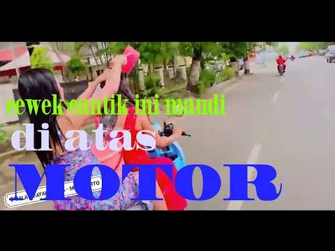 cewek cantik ini mandi di jalan raya