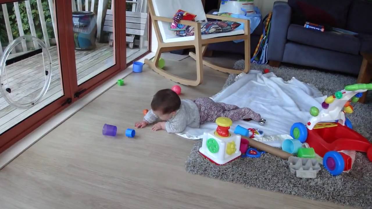 Eerste kruip moment - YouTube
