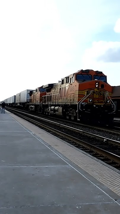 BNSF DASH 9 H2 DUO DPU - YouTube
