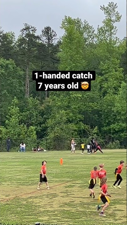 7 year old 1-handed catch 🤯🏈 - YouTube