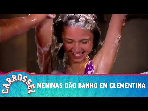 Meninas dão banho em Clementina | Carrossel