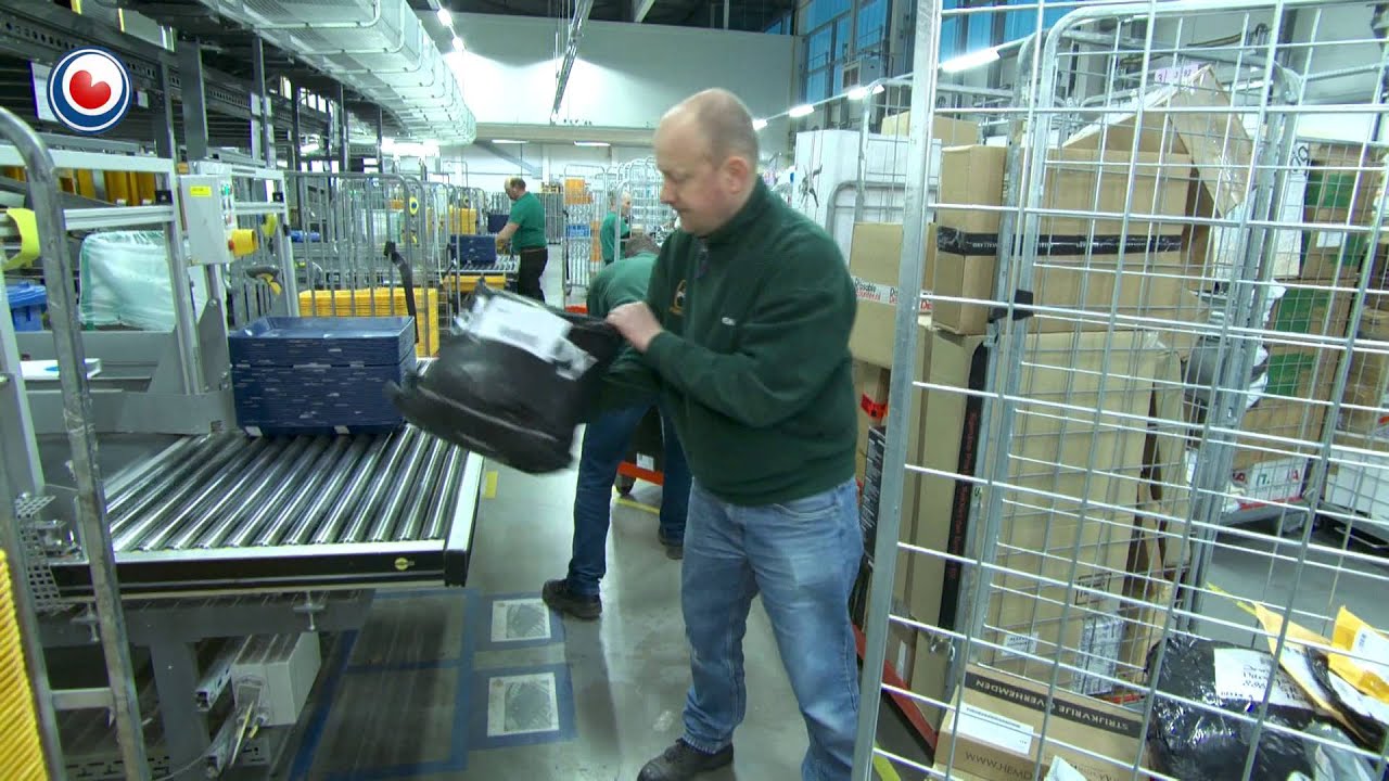 Topdrukte in distributiecentrum PostNL - YouTube