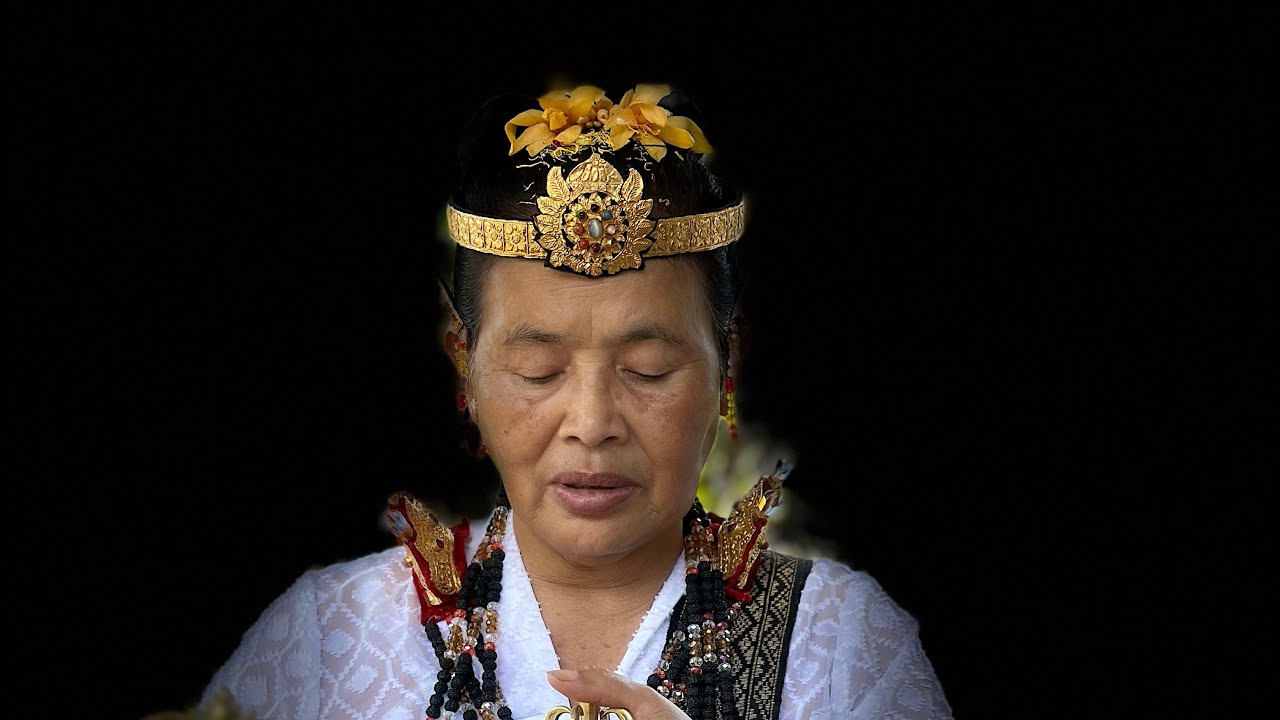 Ida Pedanda Istri Ratna Kania - YouTube