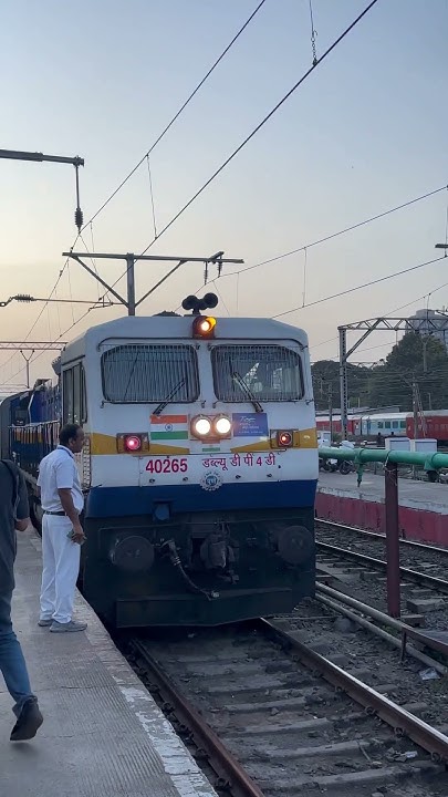 WDP4D Pune Railway Station Departure train #shorts #dieselengine #diesel - YouTube