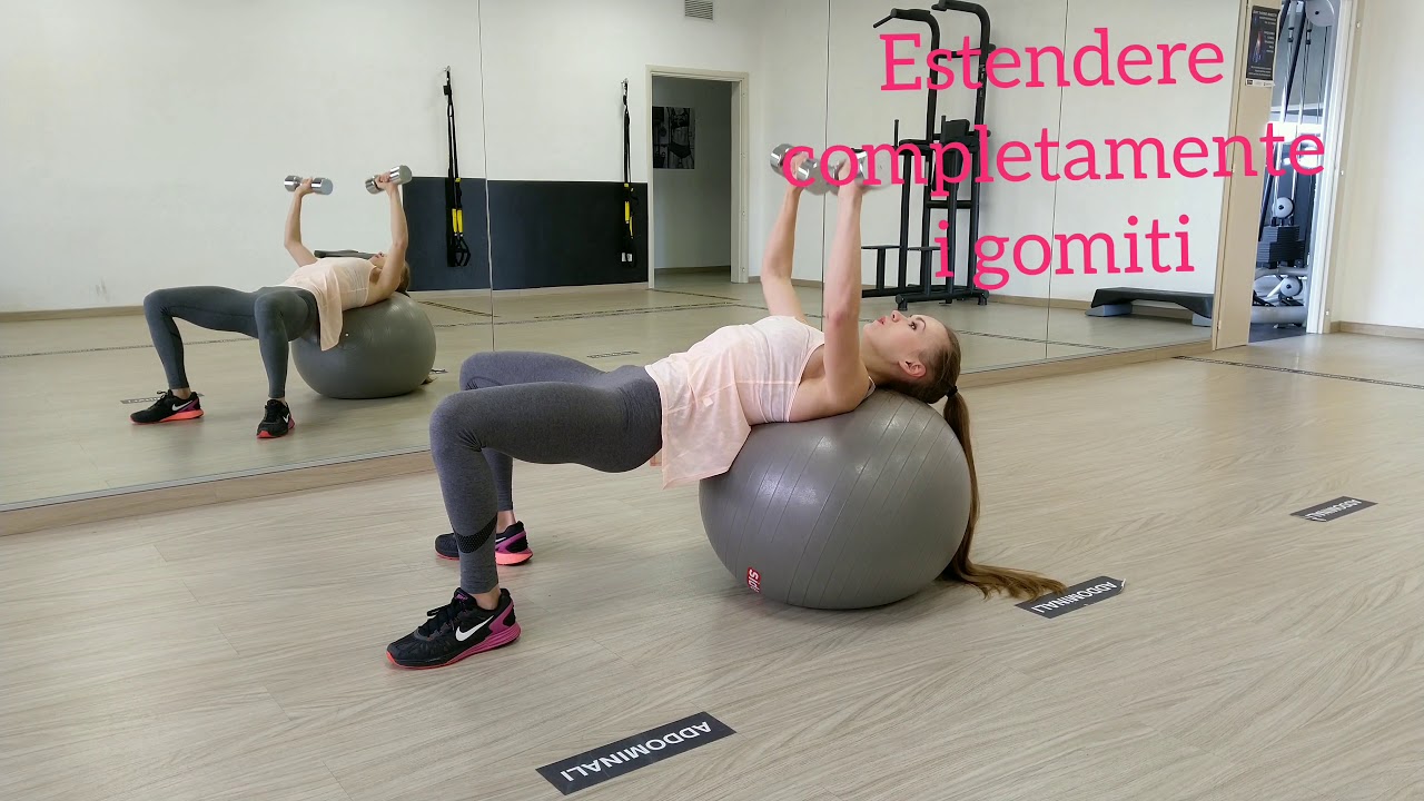 Distensioni con manubri su panca o fitball - YouTube