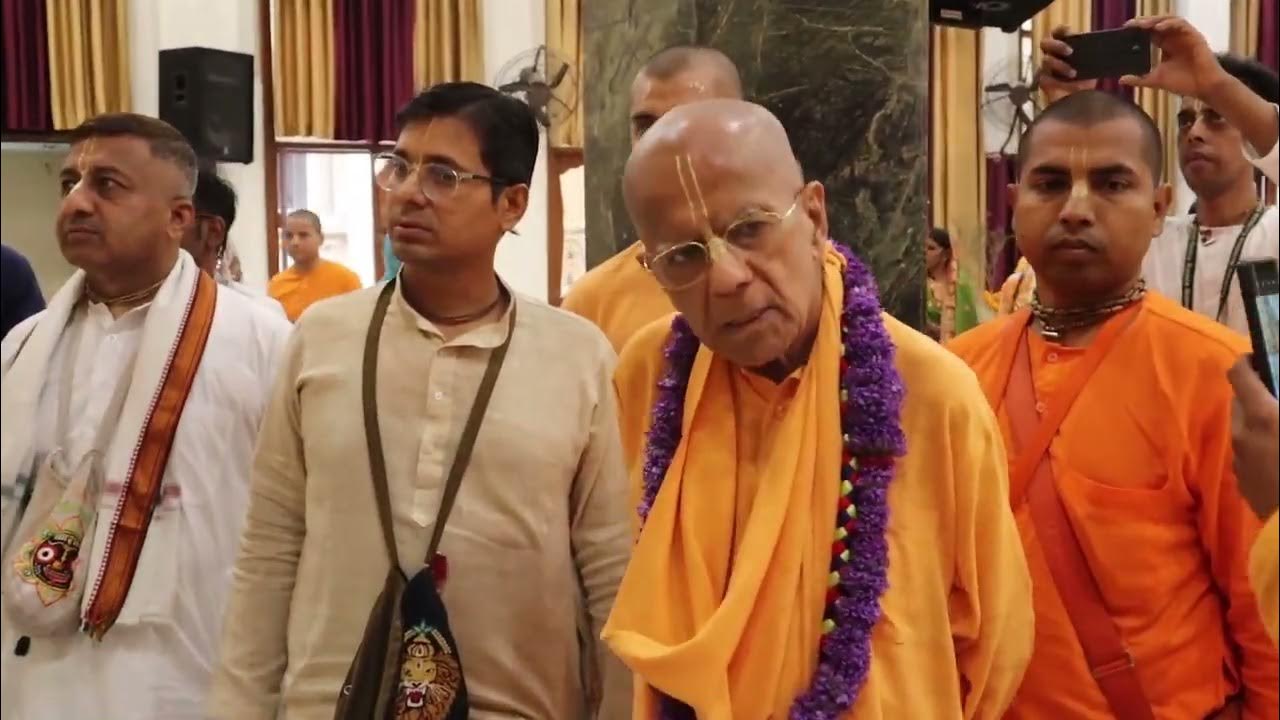Sundar Gopal Prabhu Ji Singing in front of Guru Maharaj, HH Gopal Krishna Goswami Maharaj - YouTube