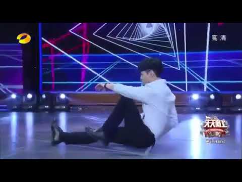 EXO | LAY (ZHANG YIXING) giving some grind on the dance floor.😲