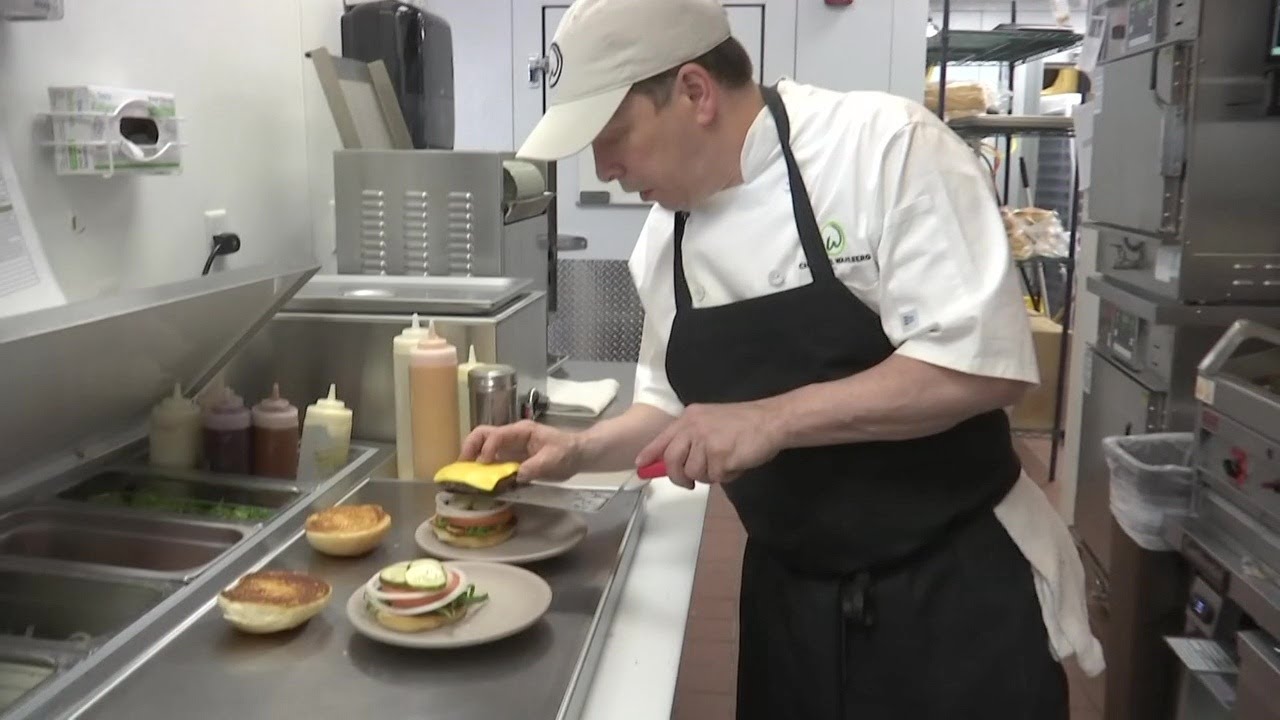 Chef Paul Wahlberg gives TV5's David Custer a look in the kitchen - YouTube