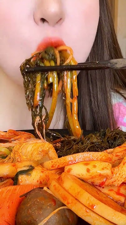 Niuniu eats spicy hot pot, which is spicy, spicy and delicious.#foodie#mukbang#shorts - YouTube