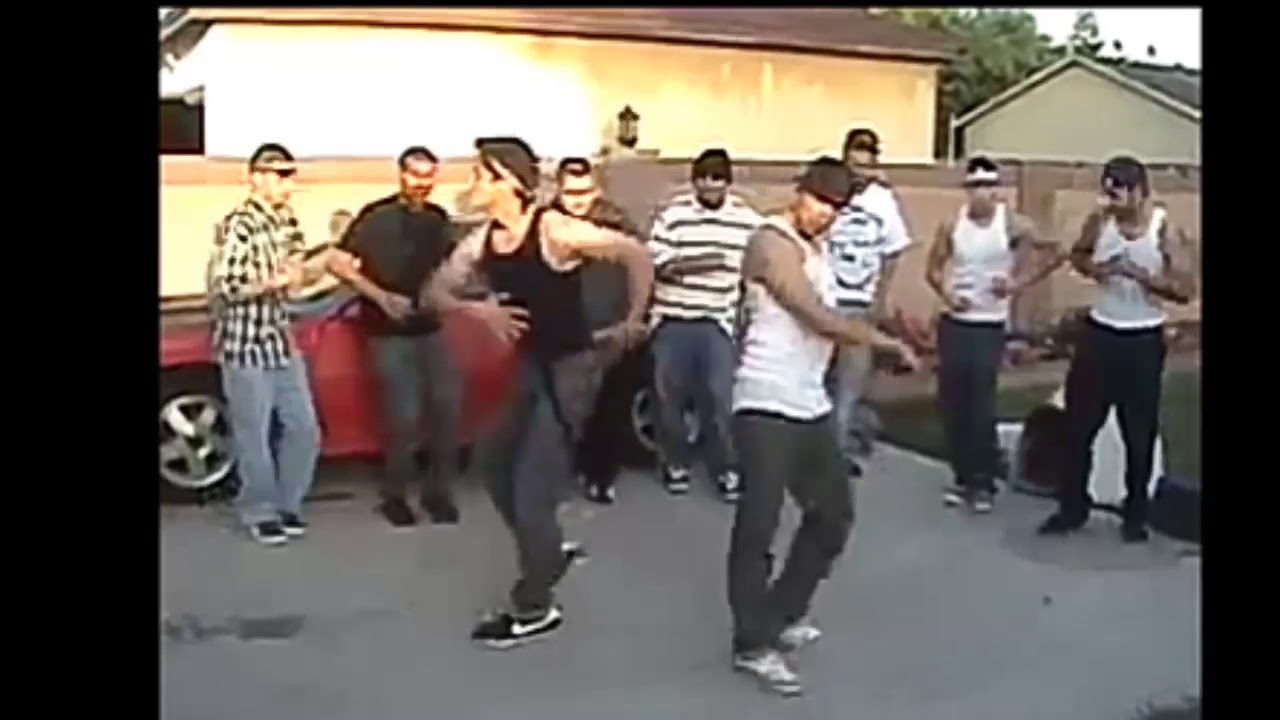 Cholos bailando combia - YouTube