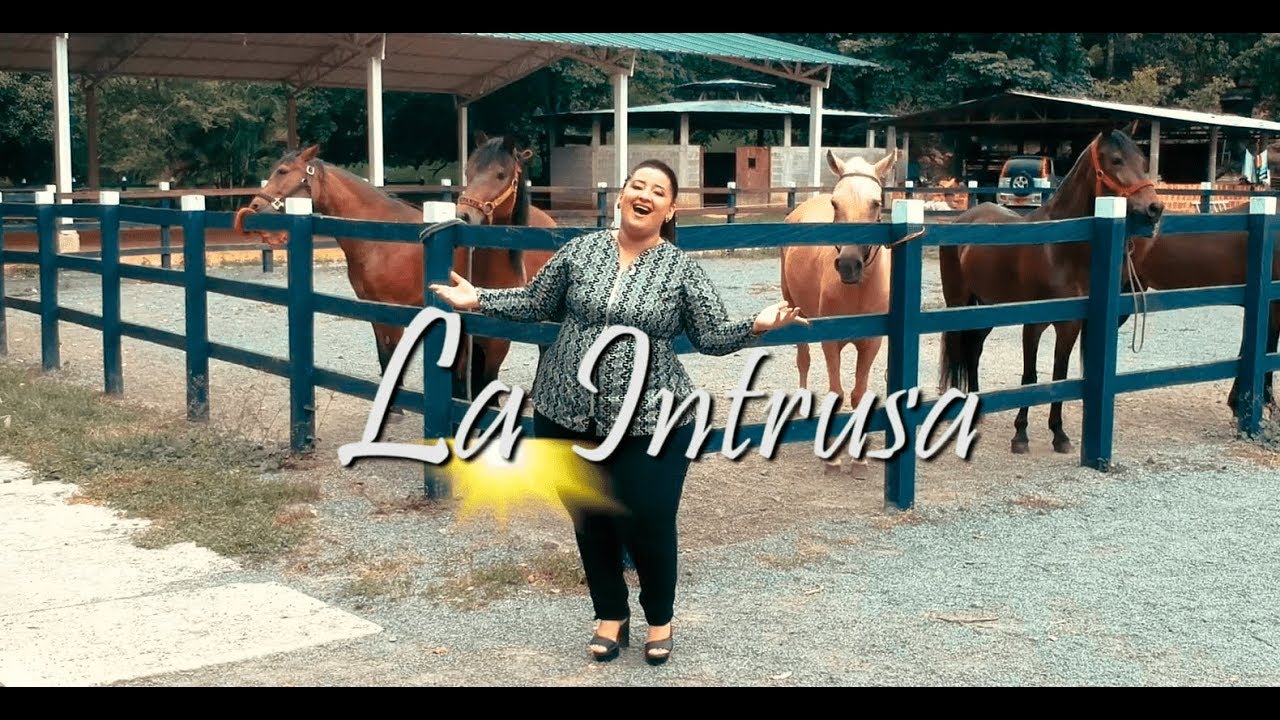Sandra Rueda - La Intrusa (Video oficial) - YouTube