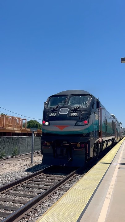 Crazy hornshow from F125 SCAX 909 northbound at Moorpark - YouTube