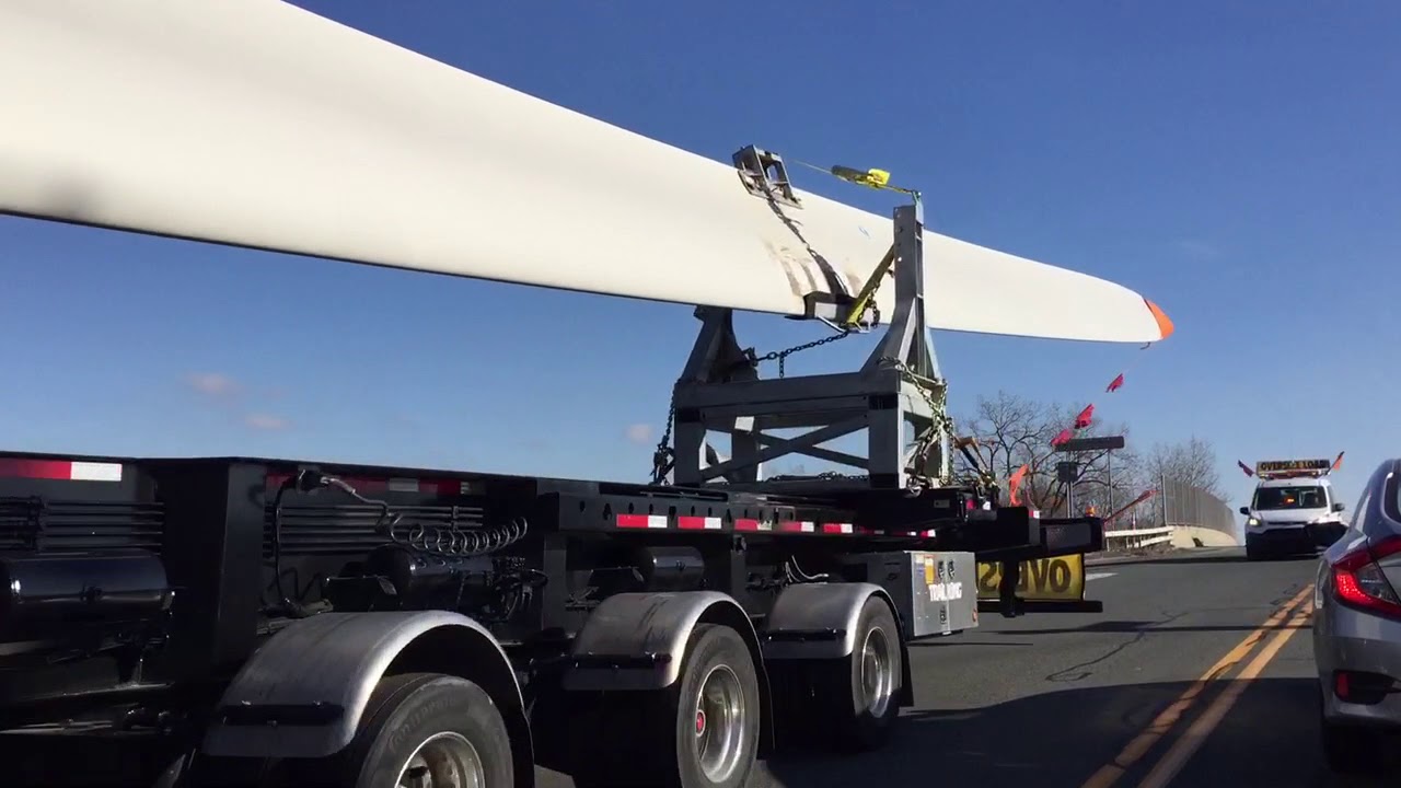 Road transport of a Wind Turbine Blade - YouTube