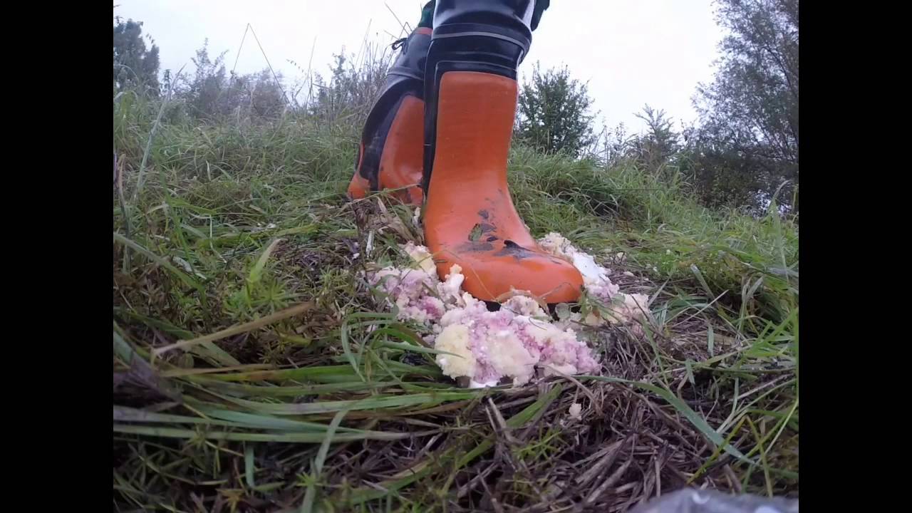 Rubberboots vs Cake - YouTube