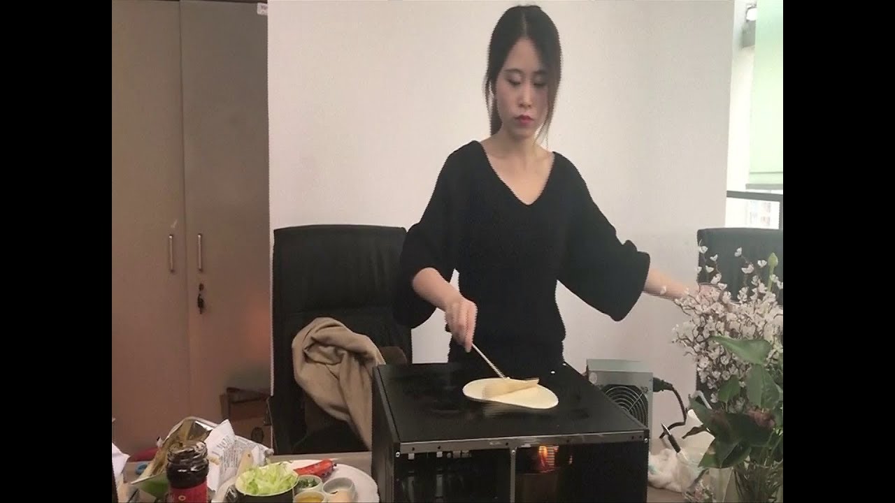 Cooking pancakes on computer cover: Chinese 'office chef' becomes ...