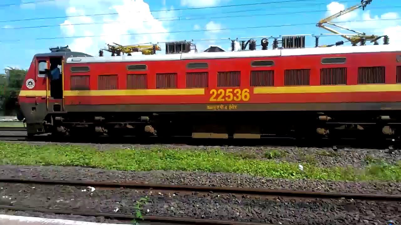 Legendary 12621 Tamil Nadu Express thrashes Gumgaon!! - YouTube