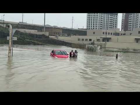 Xırdalanda maşın batdı:qadın maşında qaldı