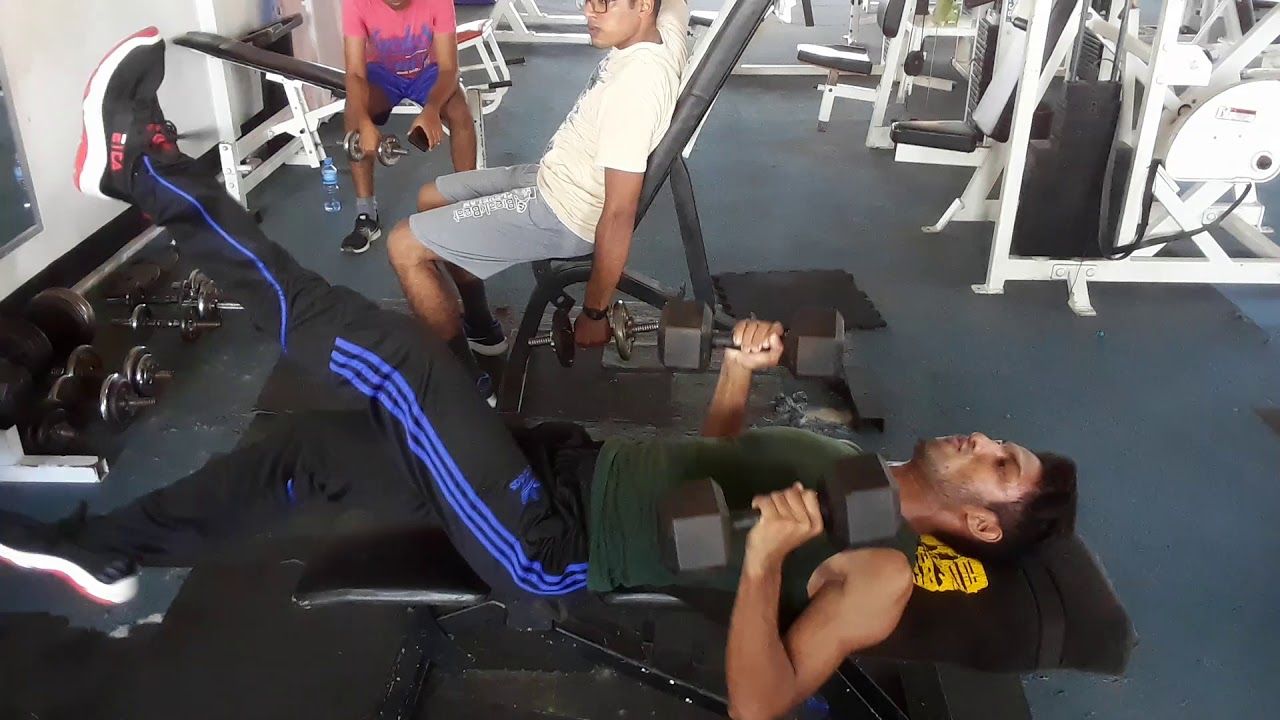 Multitasking exercise at the gym - YouTube