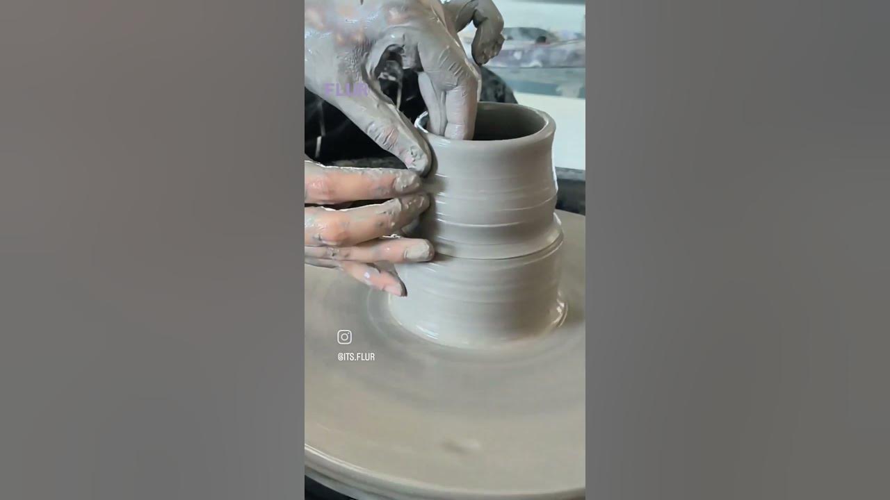Throwing a pot on the wheel Raku fired Ceramics Pottery Videos #pottery ...