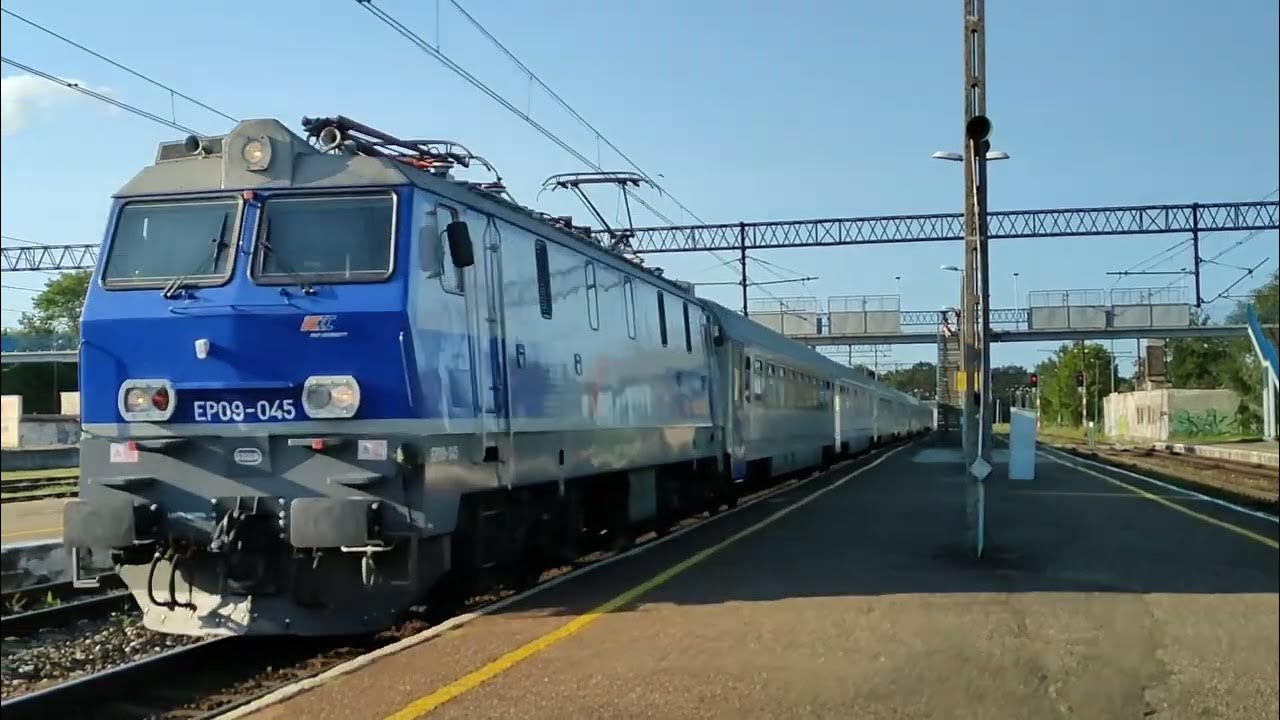 wjazd pociągu IC Bosman na stację Białogard z EP09-045 na czele - YouTube