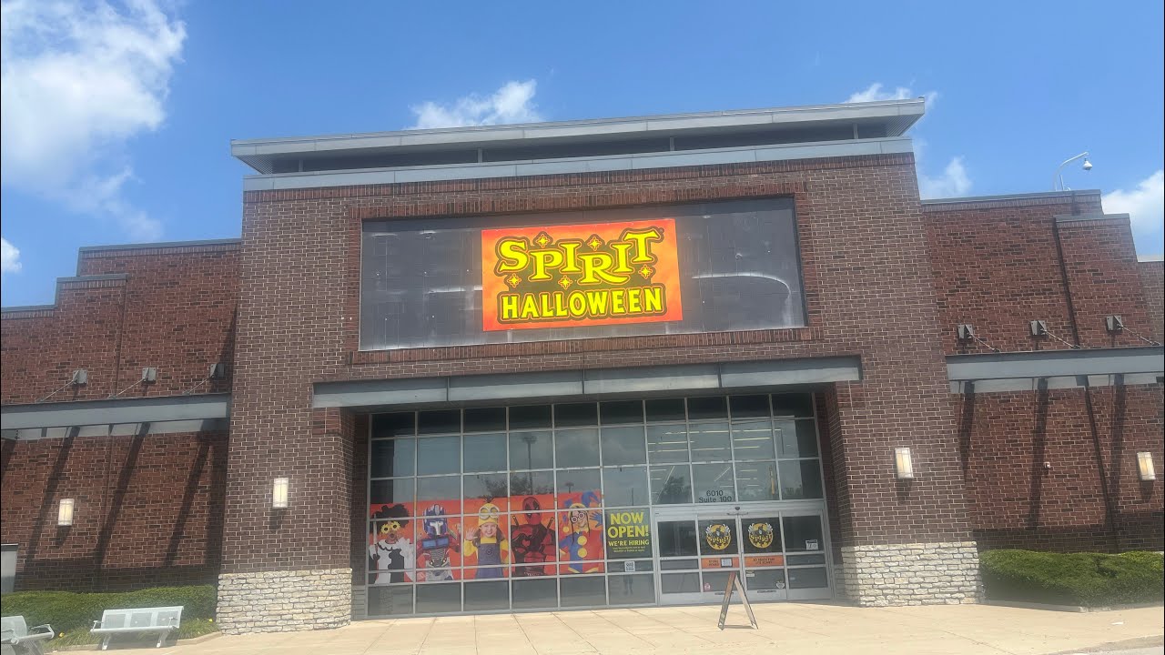 Spirit Halloween 2024 Traders Point Indiana inside an abandoned Bed Bath & Beyond - YouTube