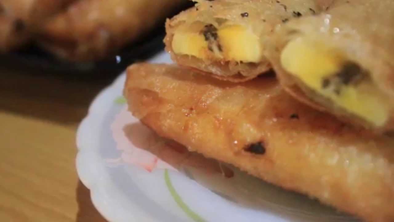 Making a Quick and Easy Turon (Banana Wrap) - YouTube