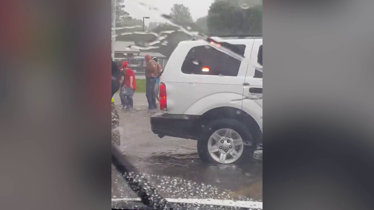 Dramatic rescue of women stuck in flooded car - YouTube